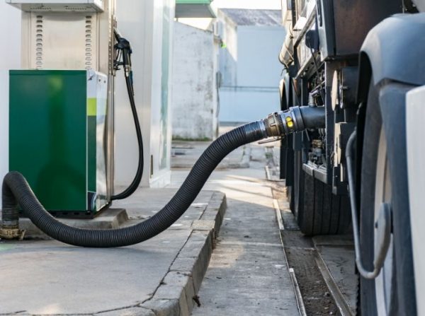 Como fazer uma descarga de combustível sem erro? - Mangueiras Industriais